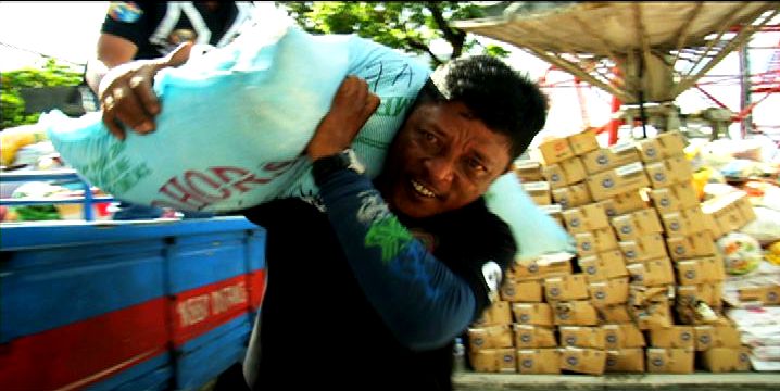 Larawan Ng Pamilyang Nagtutulungan Sa Oras Ng Kalamidad Larawan Ng Pamilyang Nagtutulungan Sa Oras Ng Kalamidad