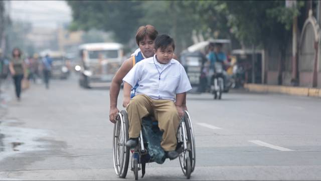 Amang naka-wheelchair, hatid-sundo ang anak sa paaralan | GMA News Online
