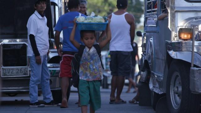 7-anyos na bata, maagang namulat sa pagtatrabaho para makatulong sa pamilya | GMA News Online