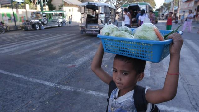 7-anyos na bata, maagang namulat sa pagtatrabaho para makatulong sa pamilya | GMA News Online