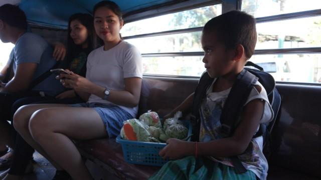 7-anyos na bata, maagang namulat sa pagtatrabaho para makatulong sa pamilya | GMA News Online