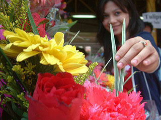 Flower stalls sprout in parts of Manila, snarl traffic | GMA News Online