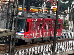 LOOK: Workers conduct predawn repair work on MRT tracks | GMA News Online