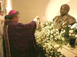 Aquino arrives in Manila for unveiling of Cardinal Sin statue | GMA ...