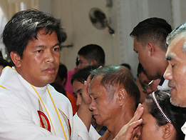 The healing touch of Fr. Fernando Suarez | GMA News Online