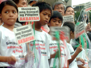 Pro-Akbayan groups rally in front of Comelec office | GMA News Online