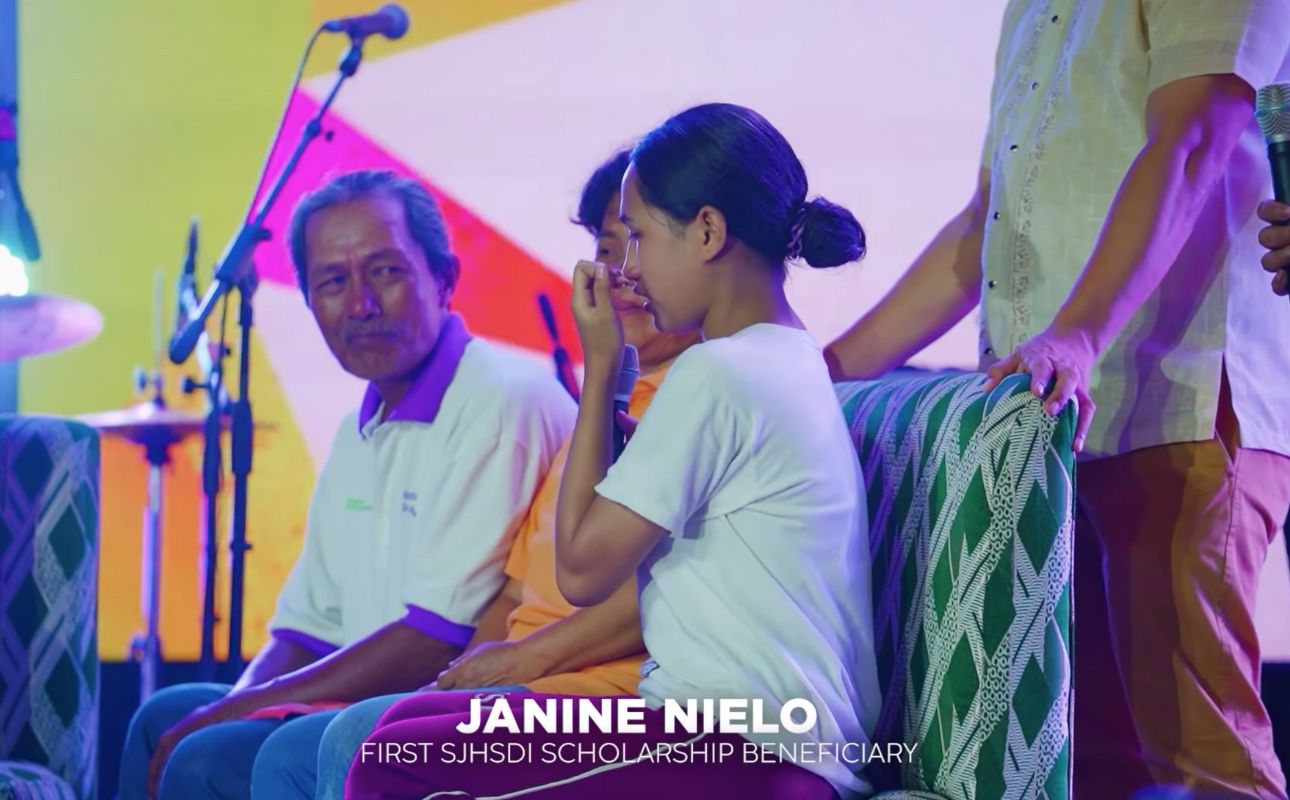 Farmer’s daughter in Leyte receives tuition support from Dingdong Dantes