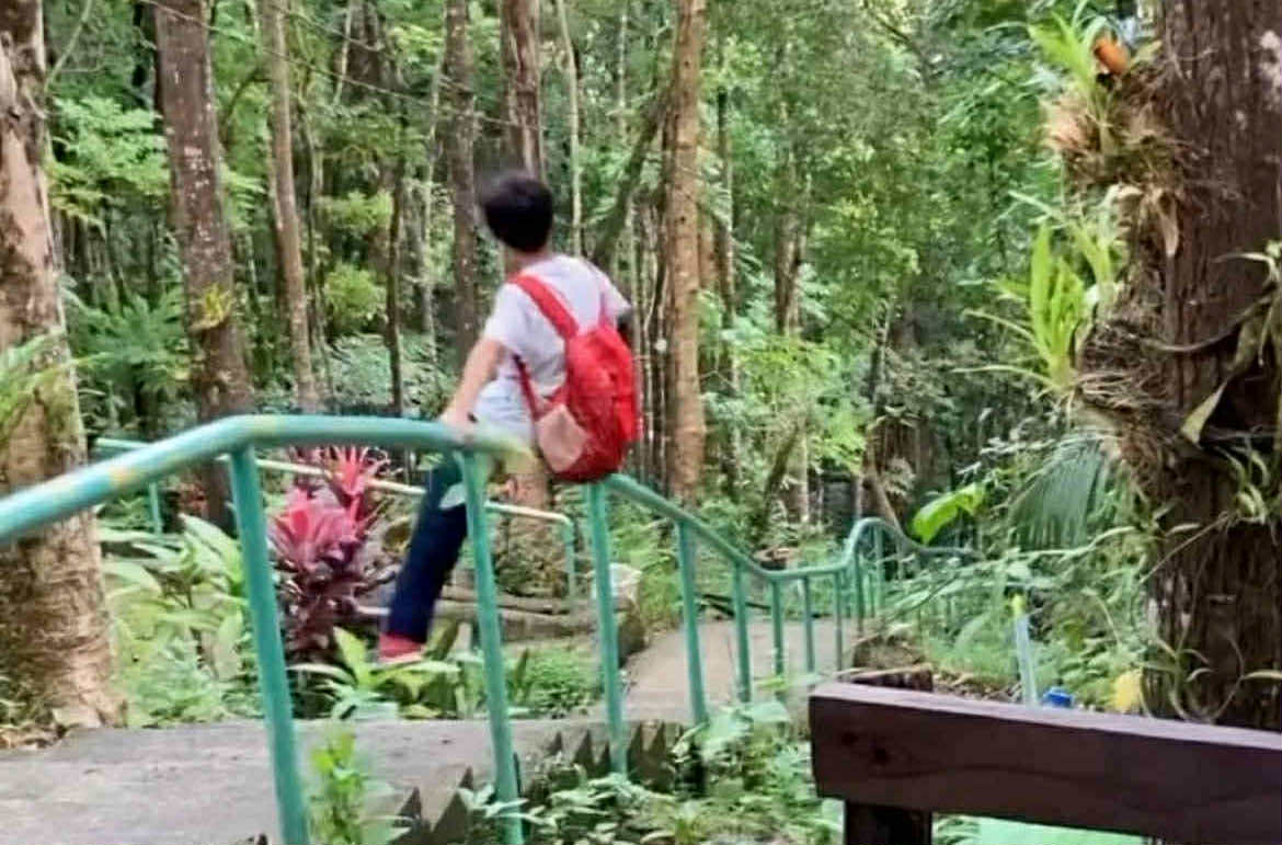 Students in Dipolog slide down 3,003-step stairway to reach school faster