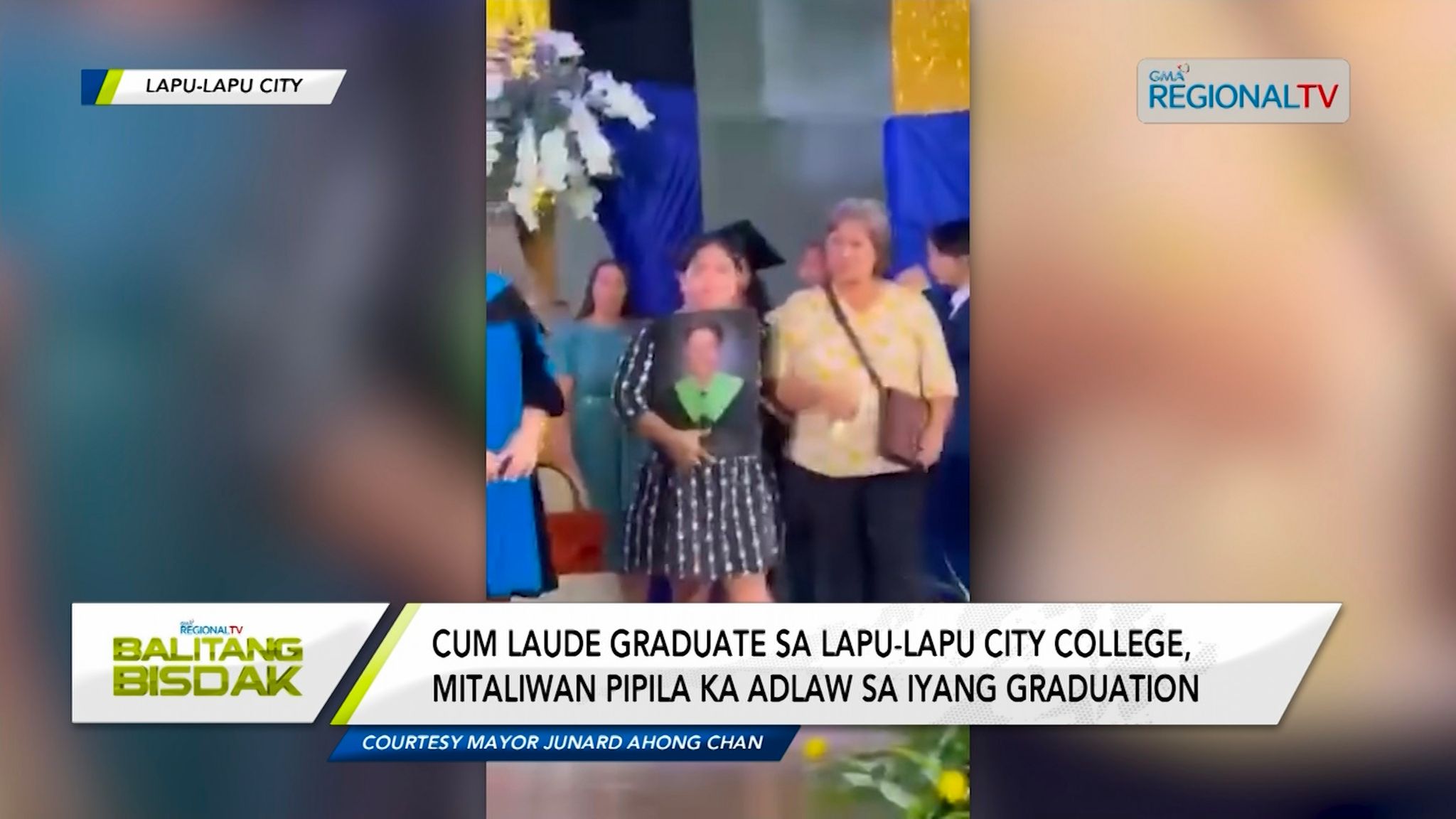 Inahan, mipaso sa graduation bitbit ang picture sa mitaliwang anak