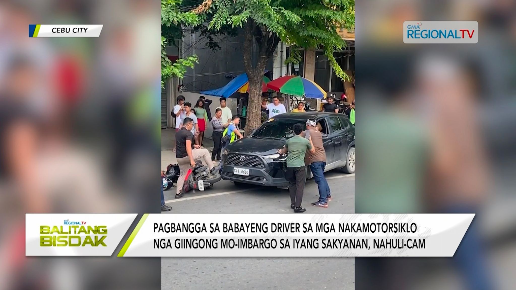 Pagbangga sa sakyanan sa 2 ka motorsiklo, nahuli-cam
