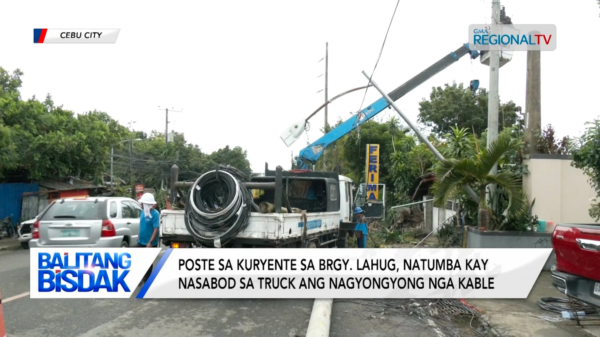 Poste sa kuryente, natumba kay nasabod sa truck ang nagyongyong nga kable