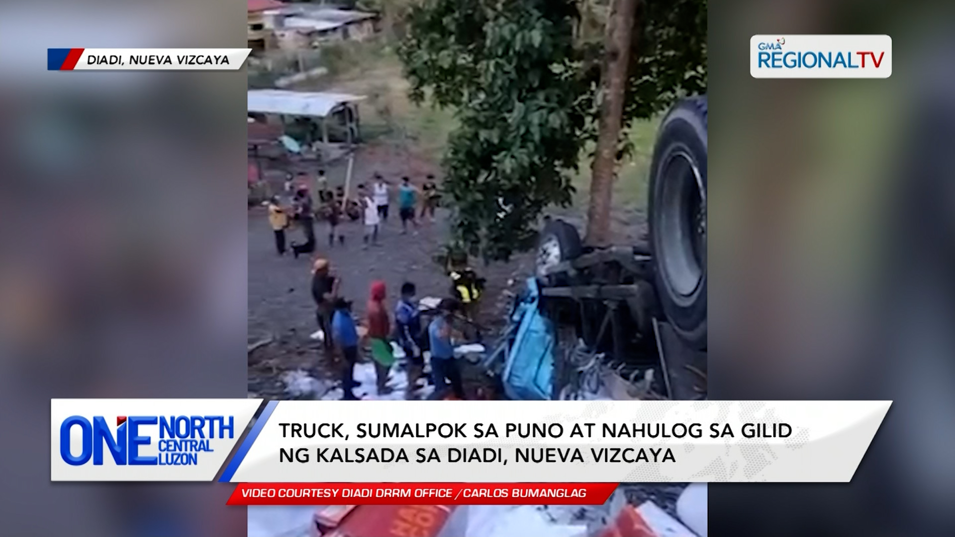 Truck, sumalpok sa puno at nahulog sa gilid ng kalsada