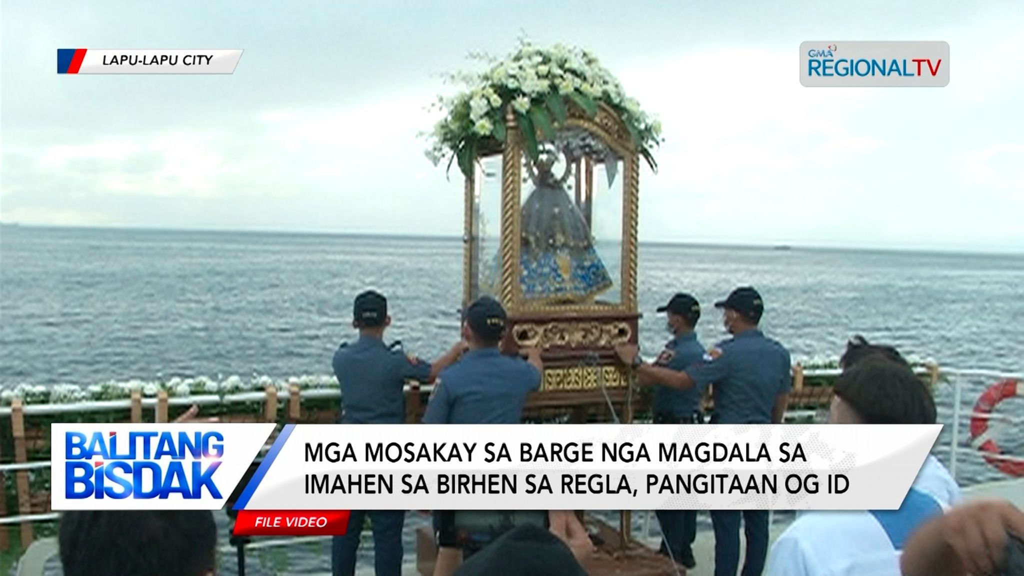 Mga mosakay sa barge nga magdala sa imahen sa Birhen Sa Regla ...