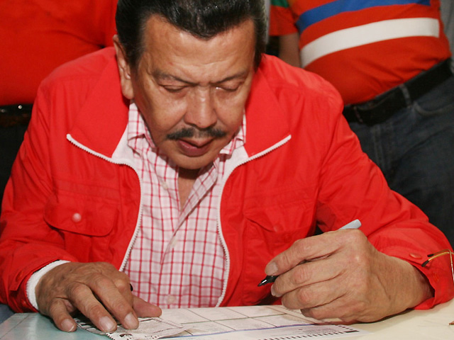 Erap visits parents' tombs in San Juan cemetery | GMA News Online