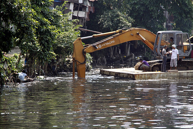 3 arrested for dumping human waste into QC creek | GMA News Online
