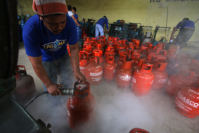 Oil companies roll back LPG prices | Philippine News