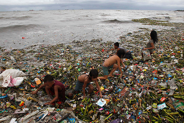 Floods strand several commuters, motorists in Bulacan | GMA News Online