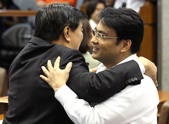 Bong Revilla visits ailing father Ramon Sr. at St. Luke’s | GMA News Online