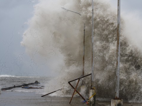 At least 33 dead as super typhoon Yolanda pounds central Philippines ...
