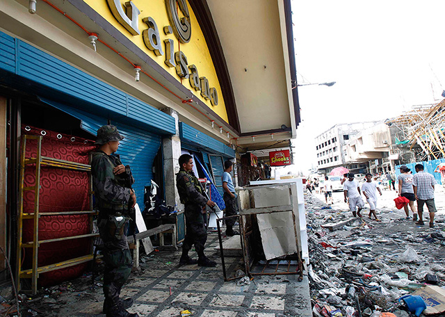 Ilang pulis na naapektuhan ng bagyo, walang tirahan at atrasado ang ... Ilang pulis na naapektuhan ng bagyo, walang tirahan at atrasado ang ...