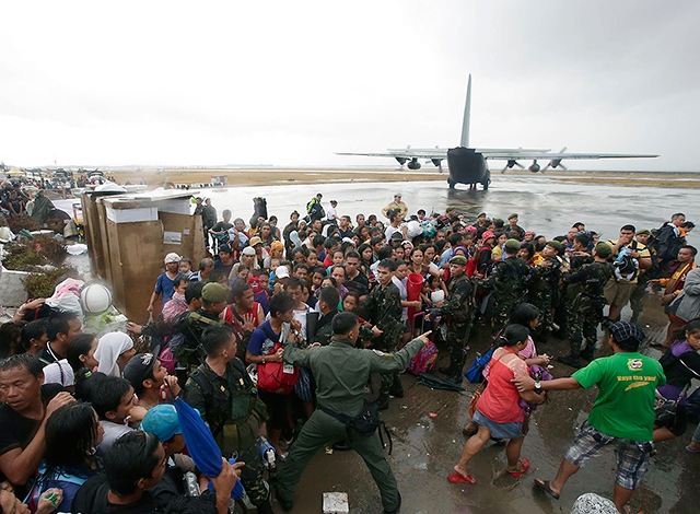 Desperate Yolanda survivors loot, dig up water pipes in Tacloban | GMA ...