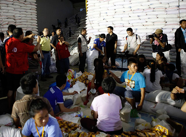 DSWD explains repacking protocols for Yolanda relief goods | GMA News ...