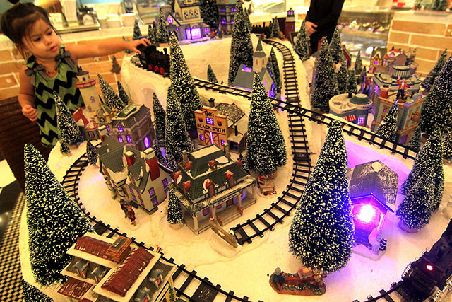 Holiday cheer comes to Cebu 3 months early with Christmas village | GMA ...