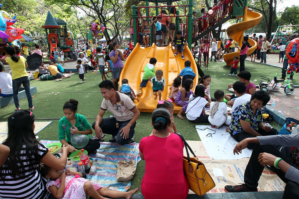 PNP draws up 12 safety tips for Christmas | GMA News Online