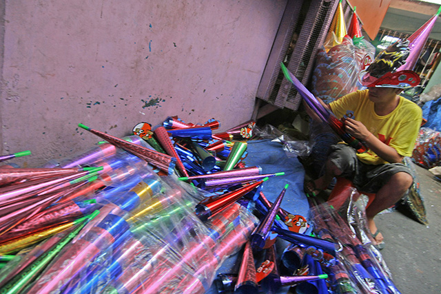 Don't light firecrackers, DOH tells adults | GMA News Online