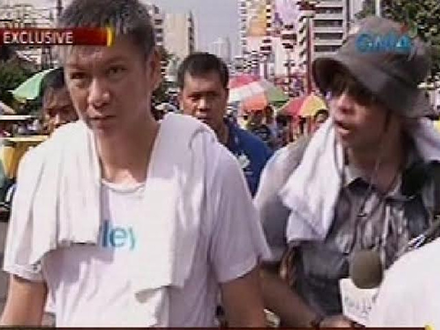 Mataas na opisyal ng Malacañang, kabilang sa mga nakayapak at pawisang ...