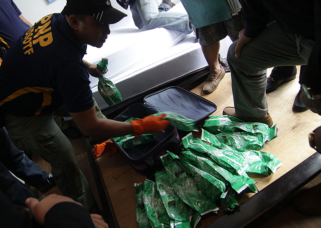 Cops raid suspected drug pusher’s house in Pasay | GMA News Online