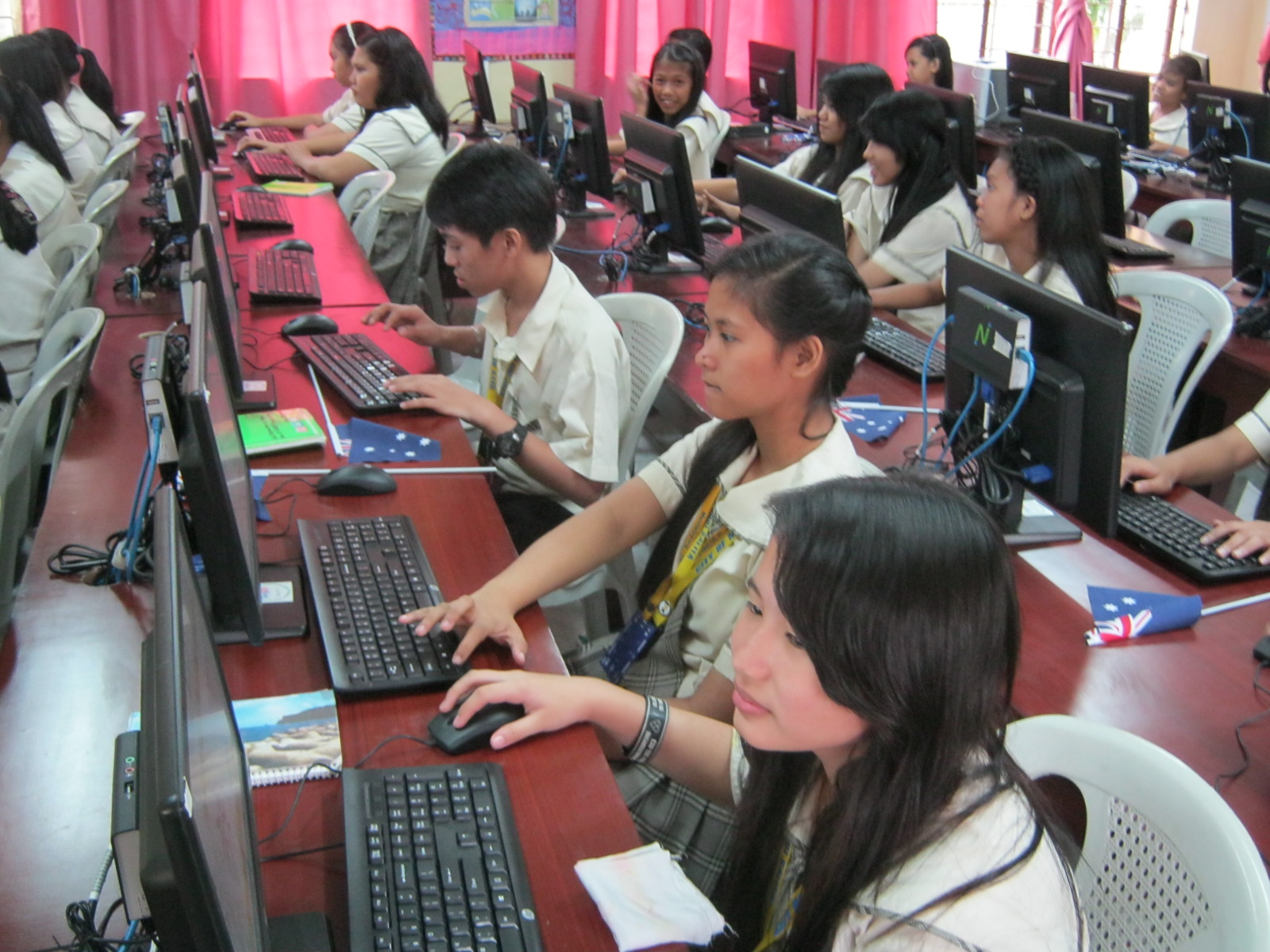DepEd to probe overpriced computers, textbooks | GMA News Online