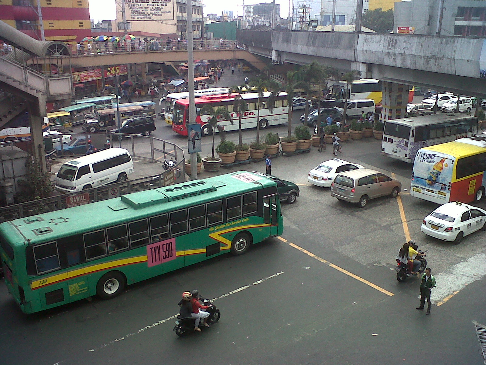 Lalaking naputulan ng braso sa sagian ng bus, nanonood sa cellphone ... Lalaking naputulan ng braso sa sagian ng bus, nanonood sa cellphone ...