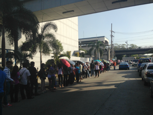 MRT passengers inconvenienced anew due to predawn delay | GMA News Online