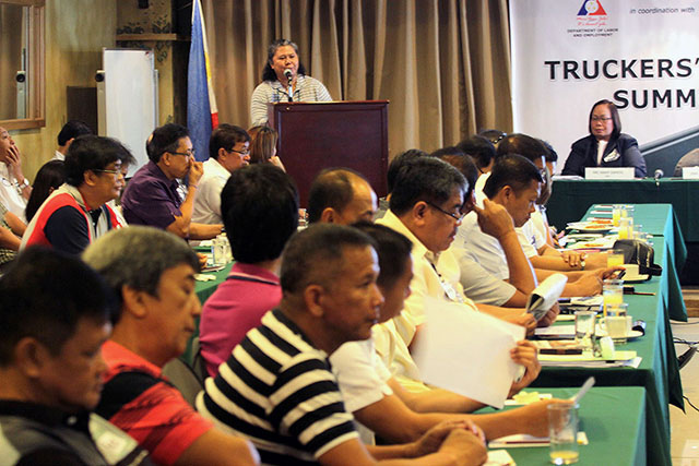 Govt, truckers agree on 24-hr express truck lane | GMA News Online