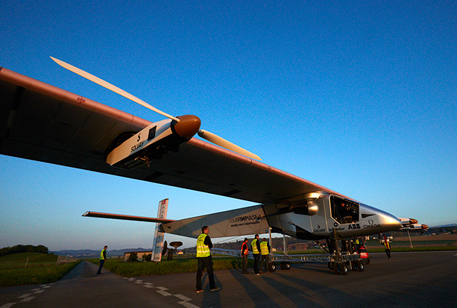 Solar plane makes debut with eye on global trip | GMA News Online