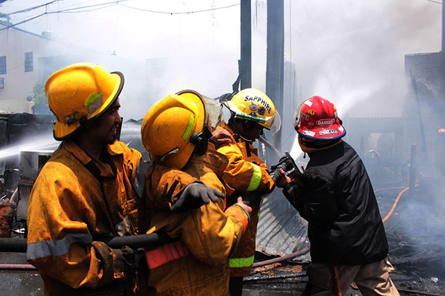 Fire hits hardware store at Alabang Public Market | GMA News Online