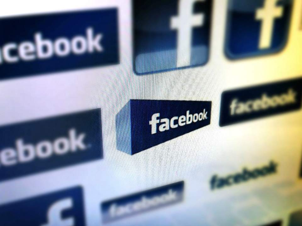 Facebook moves to new full-screen 'immersive' ads | GMA News Online