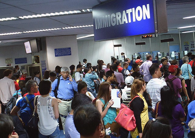 100 immigration officers to be assigned at NAIA to end queuing | GMA ...