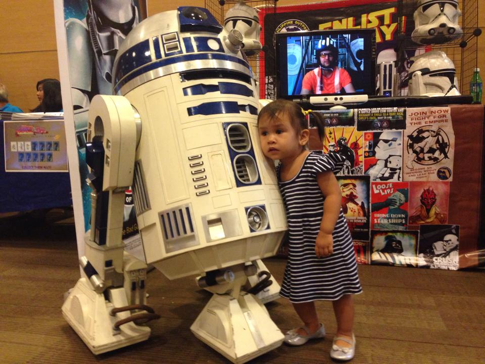 Life-size R2-D2 replica roams the grounds of NexCon Manila | GMA News ...