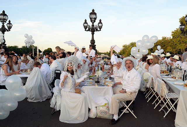 Thousands dine on Paris bridges for ‘Dinner in White’ | GMA News Online