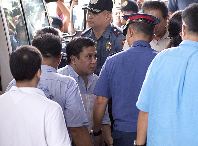Jinggoy leaves Crame for Sandiganbayan bail hearing | GMA News Online