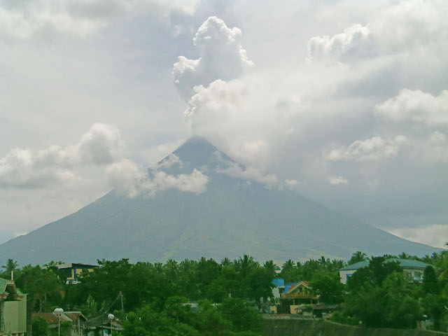 Albay governor, PDRRMC to meet on Mayon evacuation plan | GMA News Online