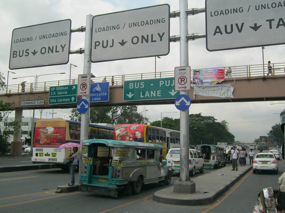 Philcoa sidewalk cleared despite vendors’ protest | GMA News Online