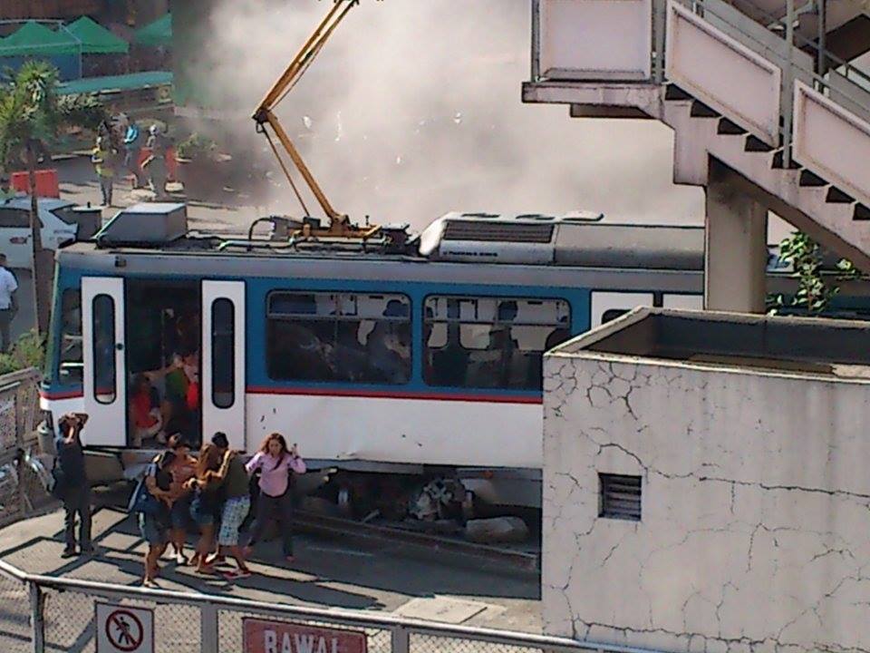 IN PHOTOS: MRT mishap leads to panicked passengers, damaged SUV | GMA ...