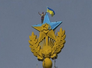 Four protesters fly Ukrainian flag from Stalin-era Moscow landmark ...
