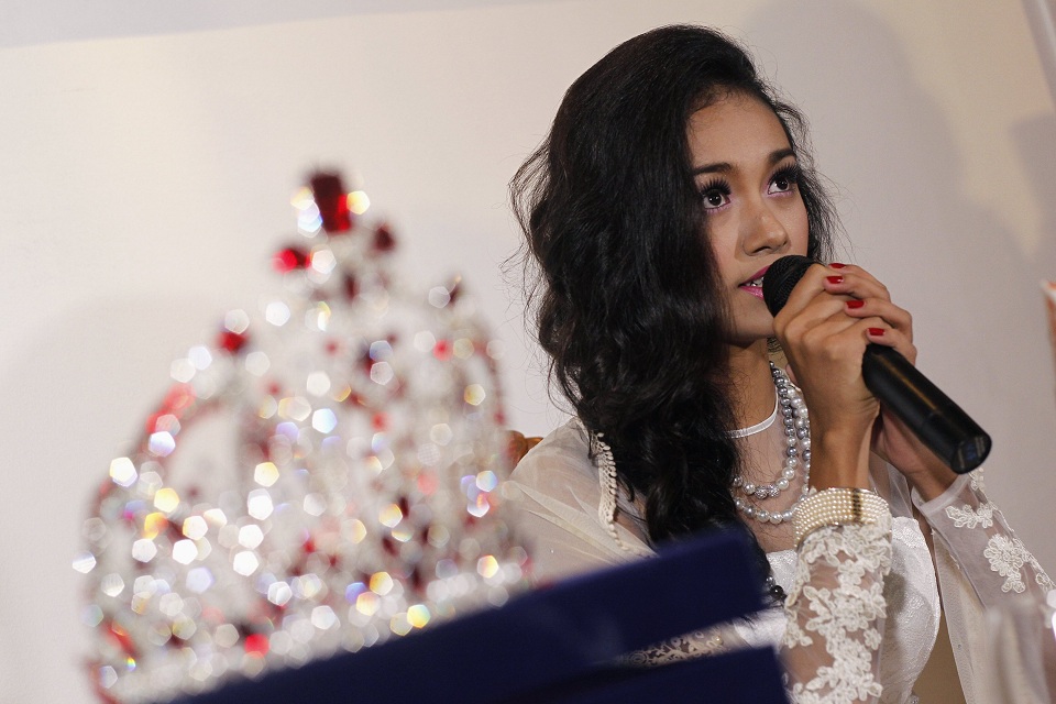Dethroned Myanmar beauty queen and pageant officials tussle over tiara ...
