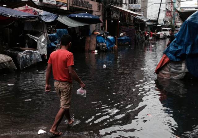 Early thunderstorm causes floods in parts of NCR | GMA News Online