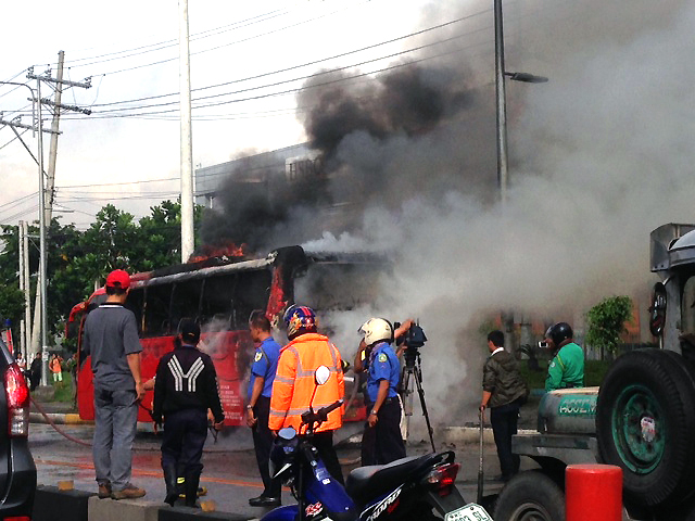 P1.5M destroyed in Parañaque warehouse fire | GMA News Online