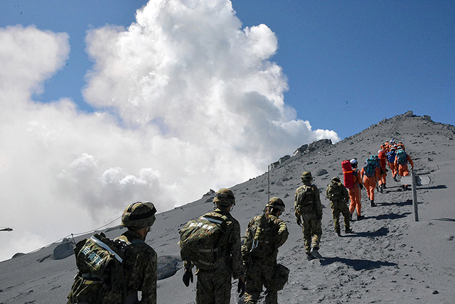 Recovery of Japan volcano victims suspended amid signs of rising ...